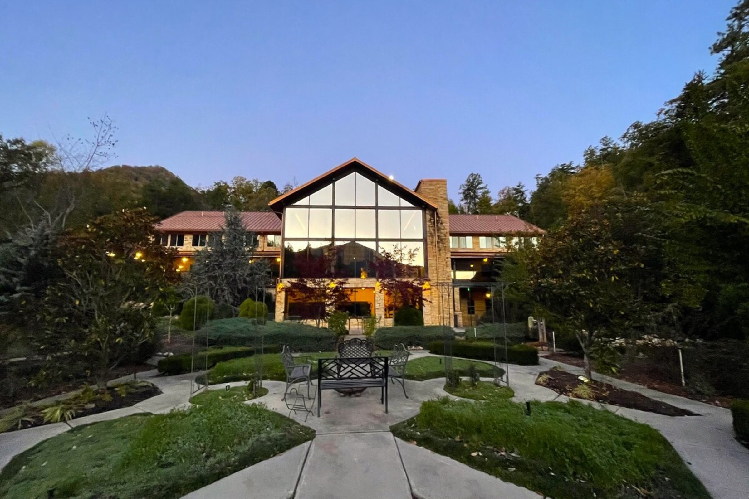 Pasadena Villas Smoky Mountain Lodge Reviews, Costs, Program Details ...
